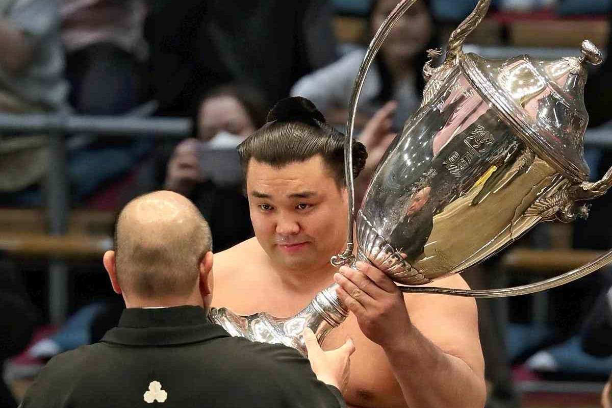 Prevailing in Playoff - The Japan News