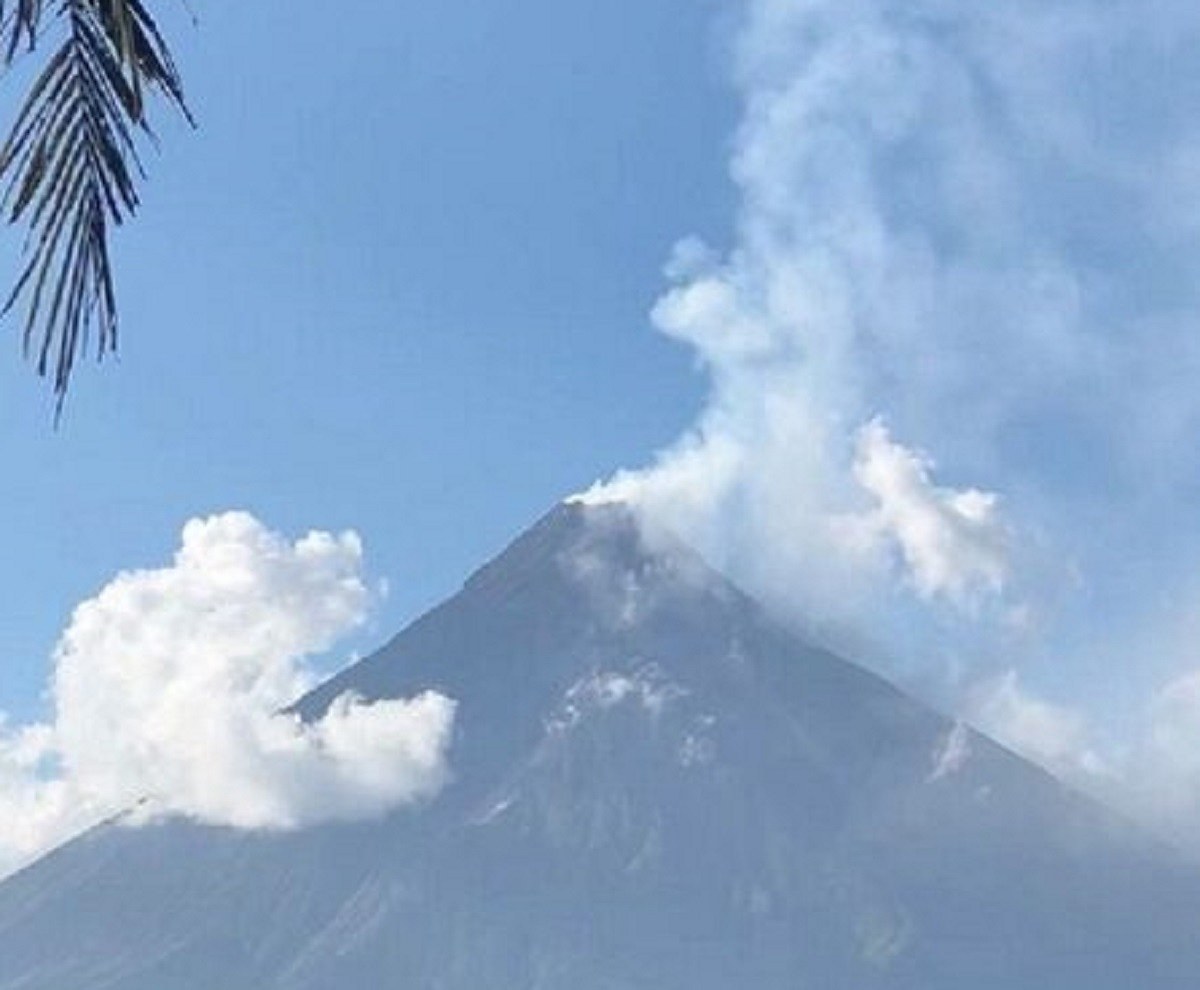 Philippines Raises Alert Level at Rumbling Volcano after Rockfall ...