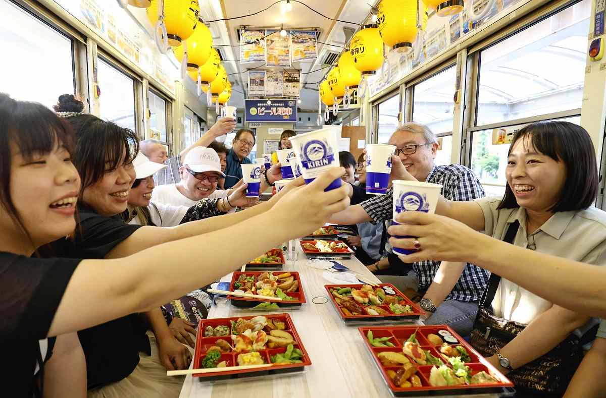 Toyohashi’s Festive Summer Beer Tram Rolling Again;Riders Enjoy Snacks ...