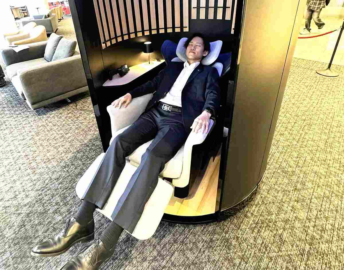 Semi-Private Space with Reclining Chair at Narita Airport Lets ...