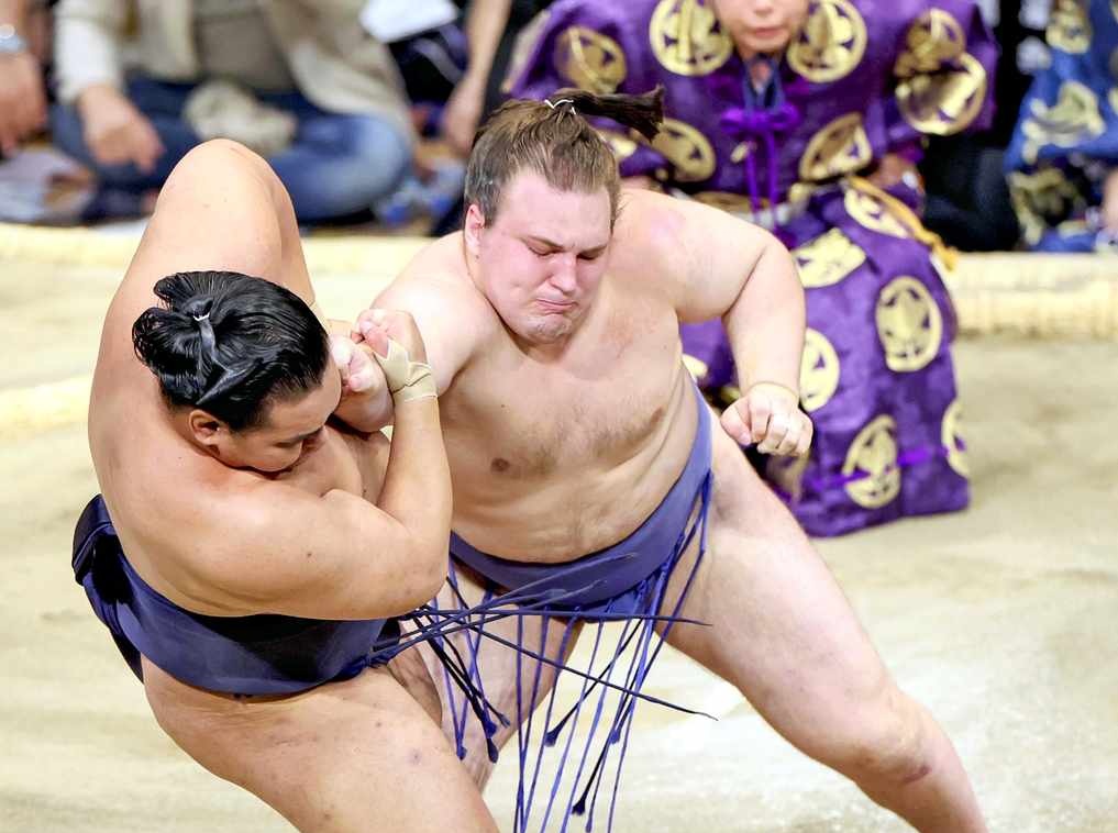 Aonishiki Stuns Hoshoryu to Keep Kyushu Title Hopes Alive - The Japan News